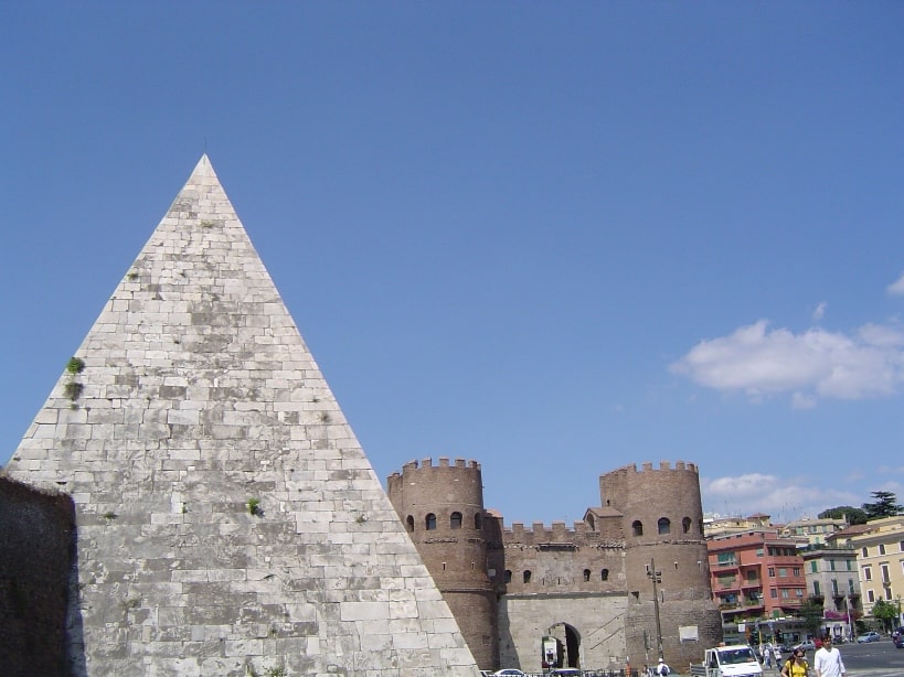 Pirámide Cestia - Una pirámide en plena ciudad de Roma