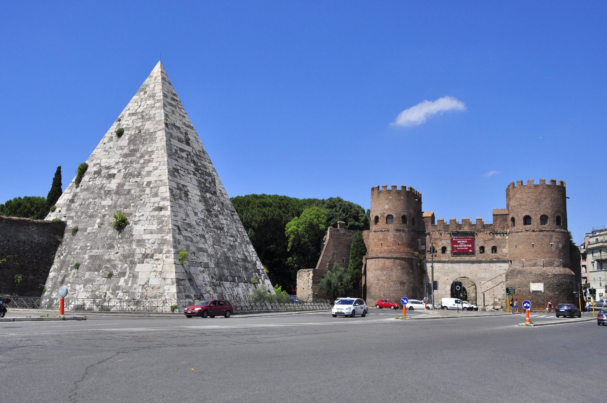 Pirámide Cestia - Una pirámide en plena ciudad de Roma