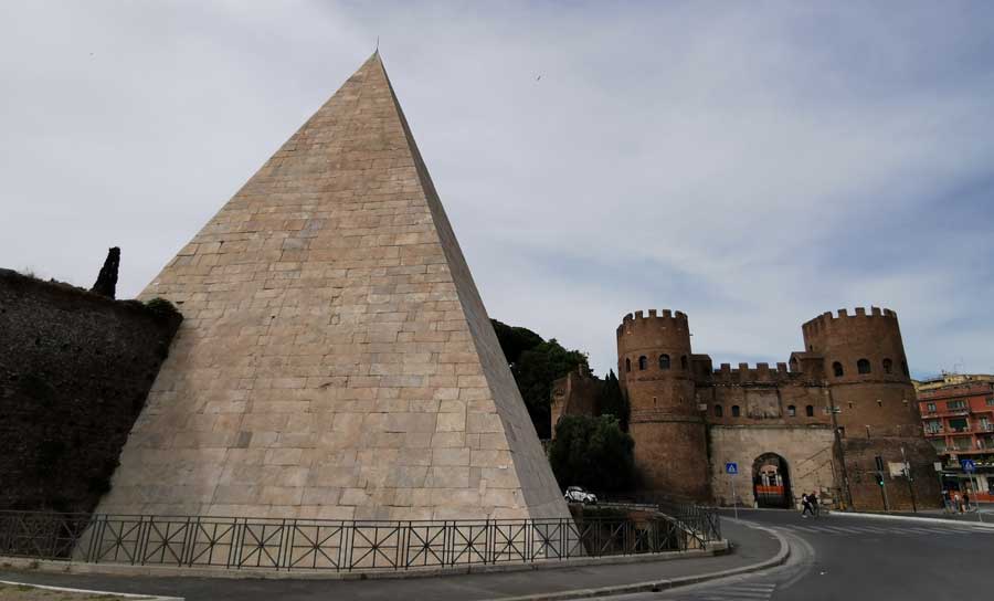 Pirámide Cestia - Una pirámide en plena ciudad de Roma